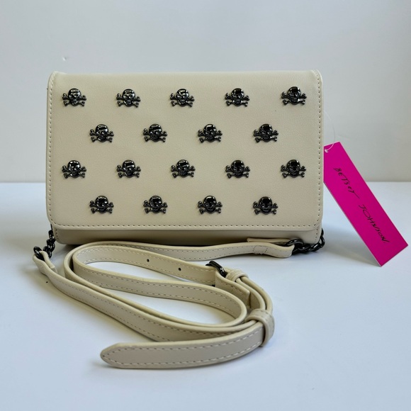 Betsey Johnson | Bags | Betsey Johnson Xo Skull Crossbody Purse Handbag ...